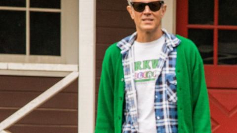 Hello, I'm Johnny Knoxville. Welcome to the Dum Dum game. -...